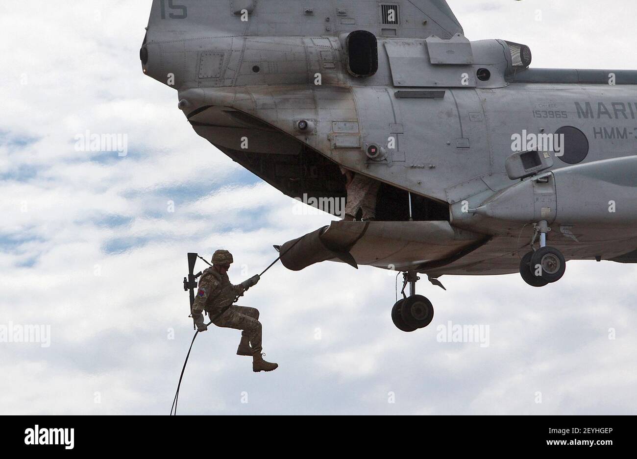 A British Army commando with the 148th Battery, 29th Commando Fire ...