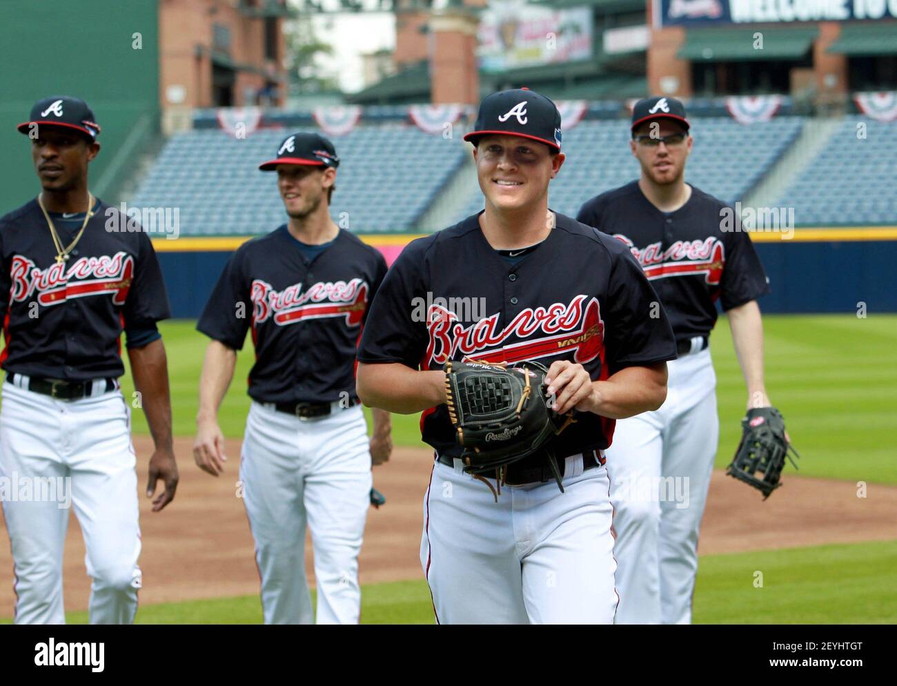 Atlanta Braves starting pitcher Kris Medlen, center, attends practice ...