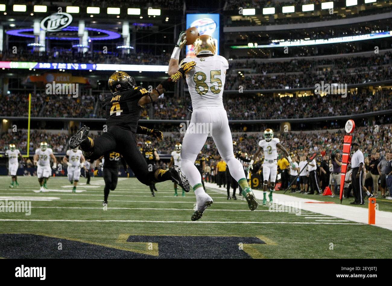Notre Dame tight end Troy Niklas makes a touchdown reception against ...
