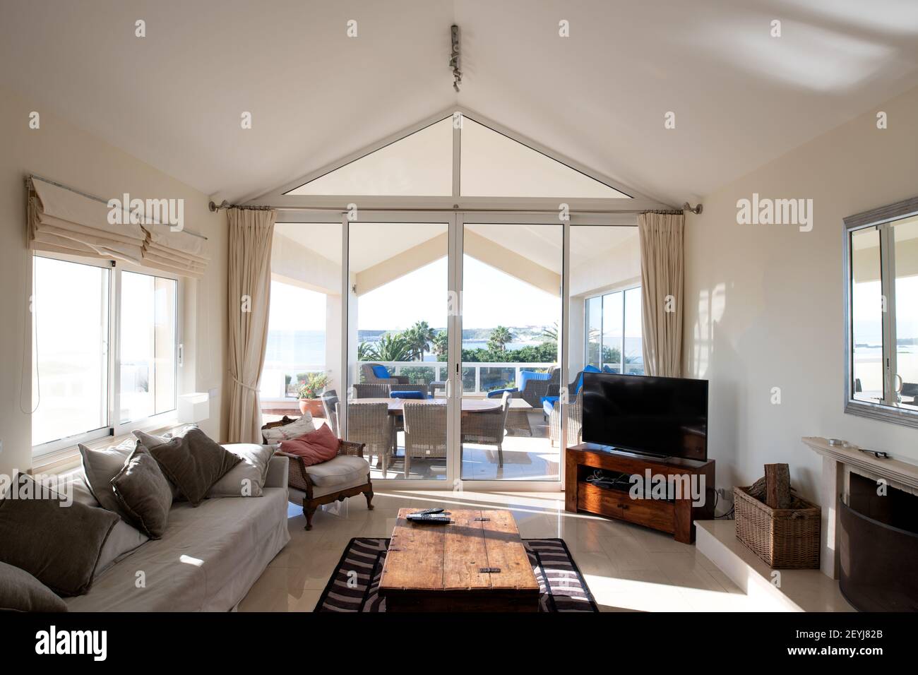Large sliding glass doors hi-res stock photography and images - Alamy