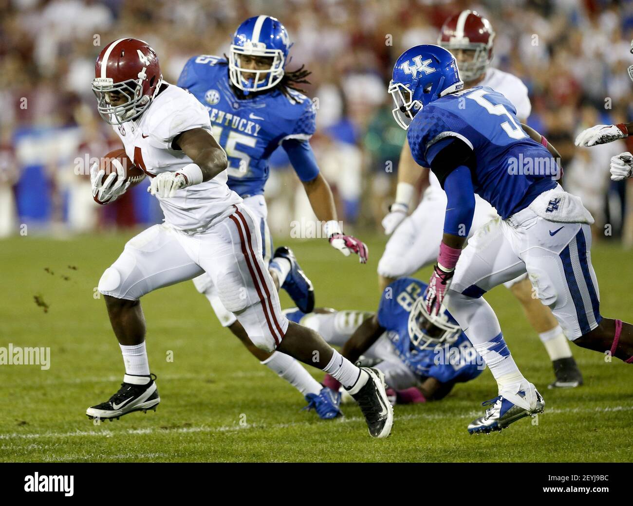 Alabama Crimson Tide running back T.J. Yeldon (4) runs away from ...