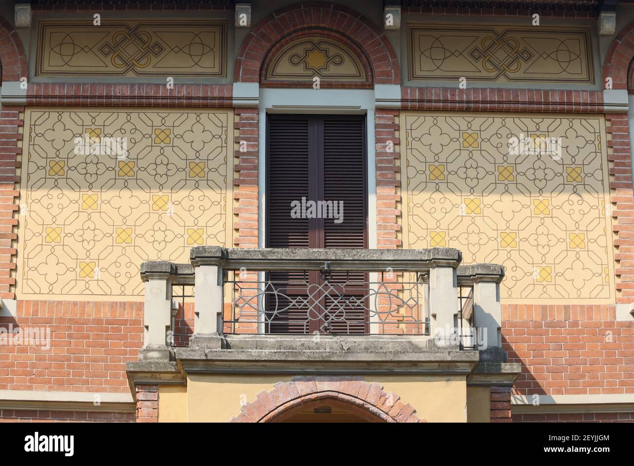 European balcony hi-res stock photography and images - Alamy