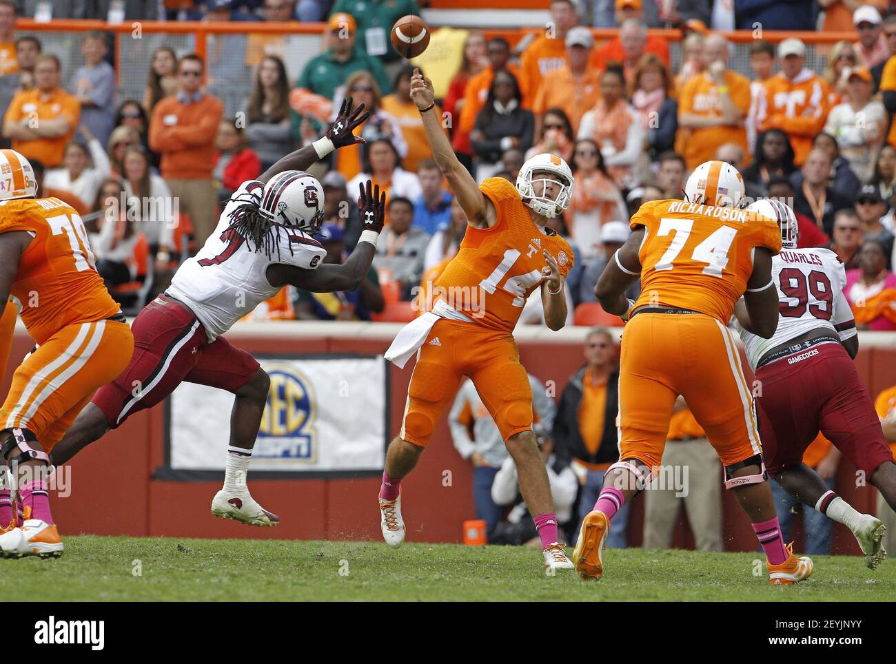 South Carolina Gamecocks defensive end Jadeveon Clowney (7) pressures ...