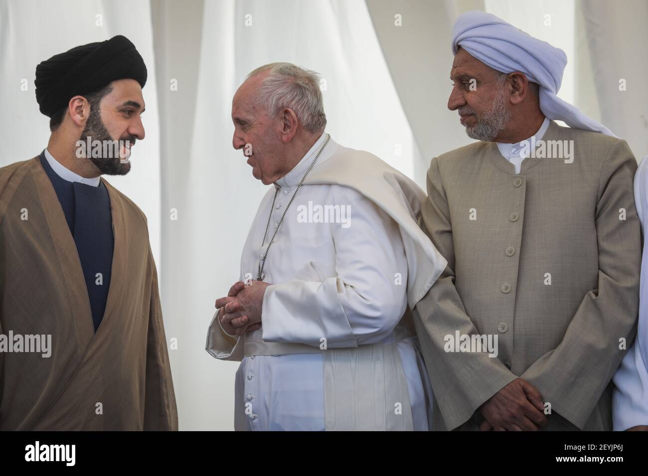 Nasiriyah, Iraq. 06th Mar, 2021. Pope Francis (C) speaks with religious ...
