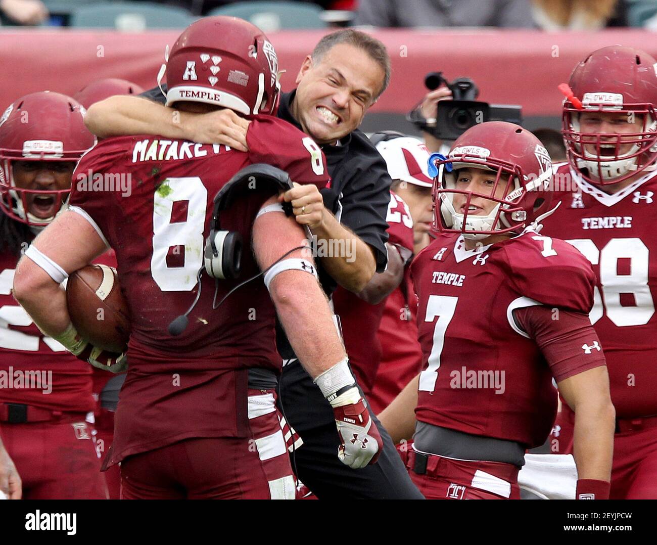 Temple head coach Matt Rhule gives Temple linebacker (8) Tyler ...