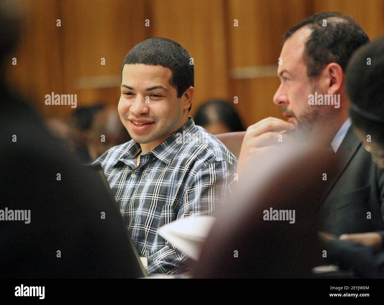 Eric Rivera chats with attorney Ray Araujo during his murder trial on ...