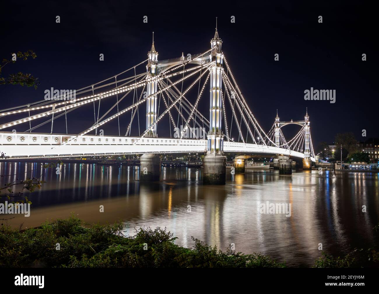 Albert bridge at night hi-res stock photography and images - Alamy