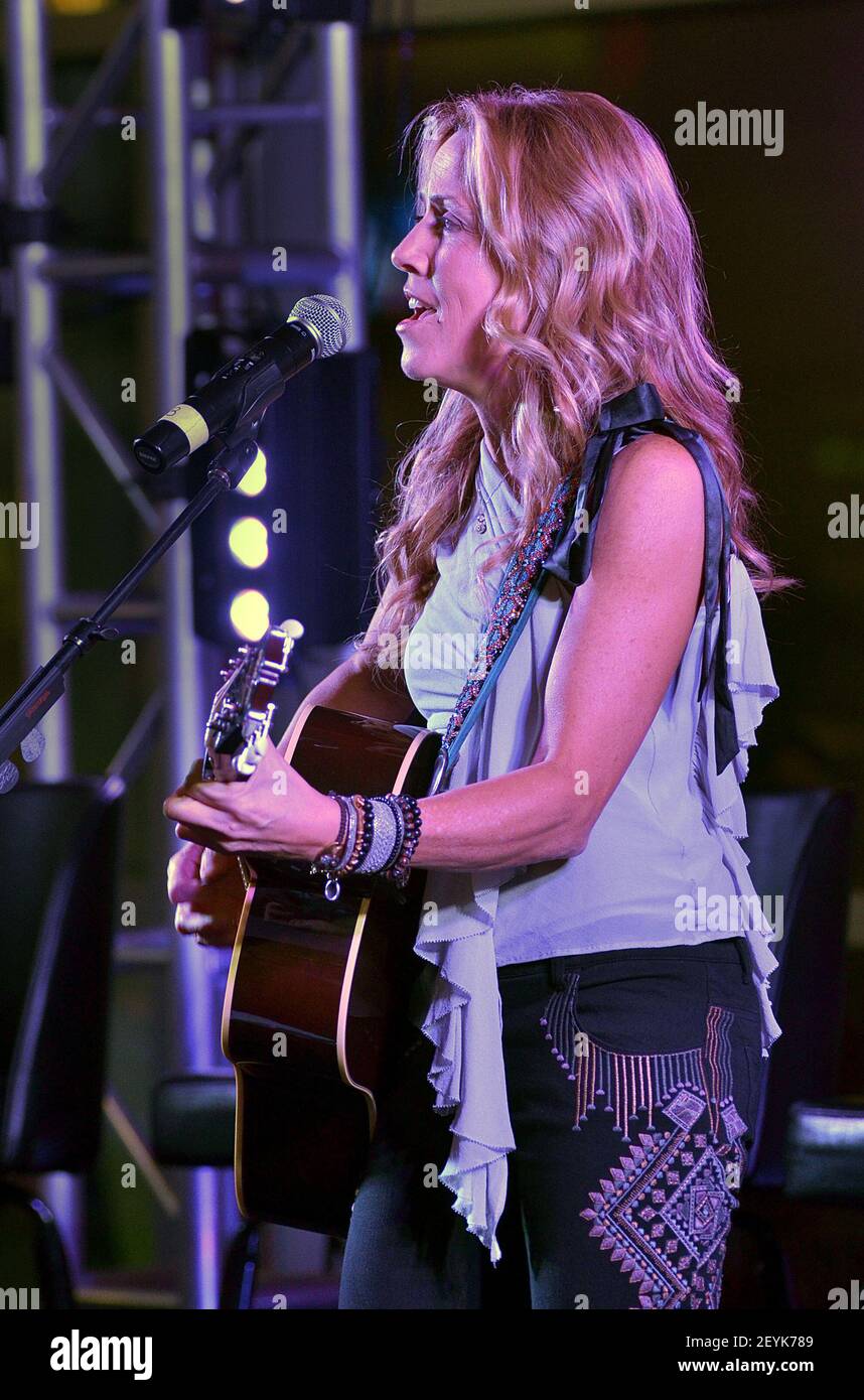 30 October 2013 - Pittsburgh, PA - Country music artist SHERYL CROW ...