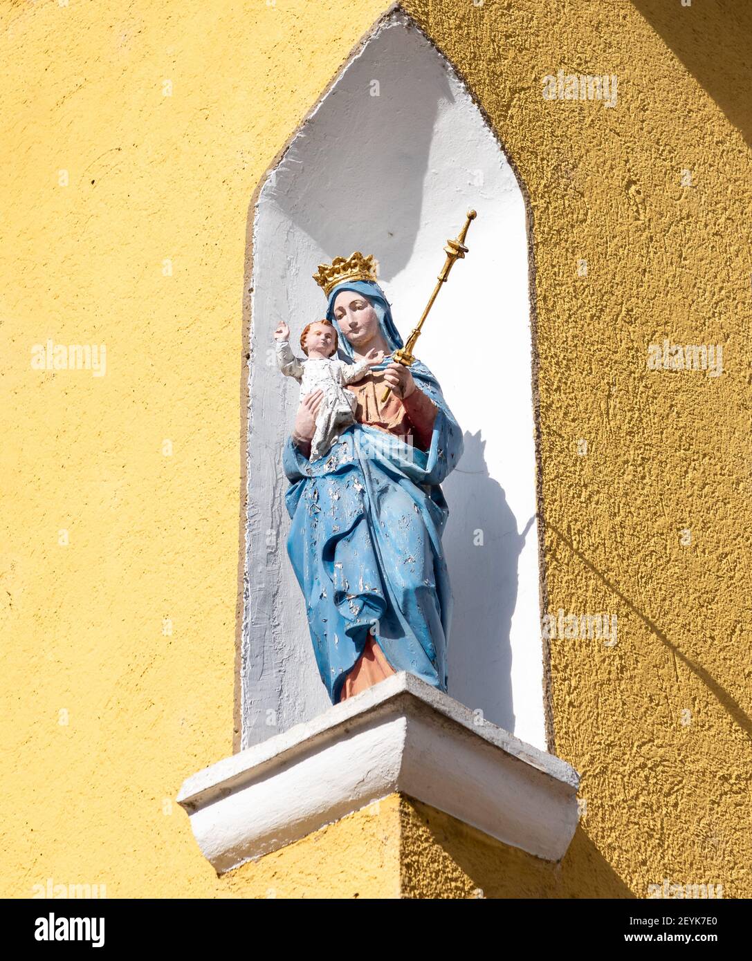 Mary infant jesus crown hi-res stock photography and images - Alamy
