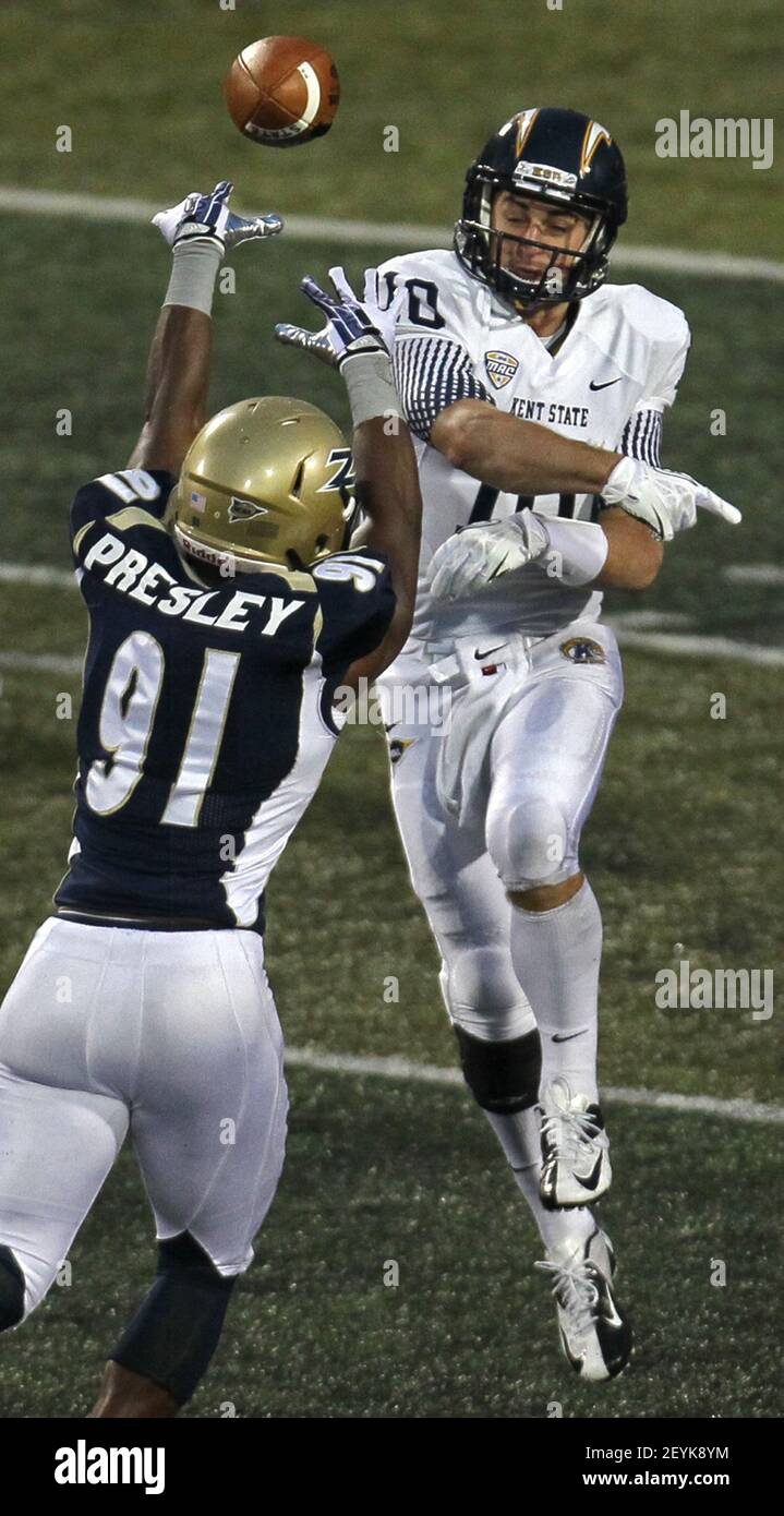 Akron defensive lineman Albert Presley, left, puts pressure on Kent ...