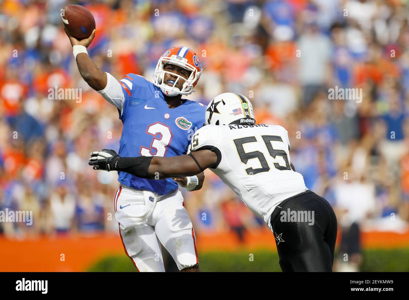 Tyler Murphy of the Florida Gators gets off a pass against while under ...