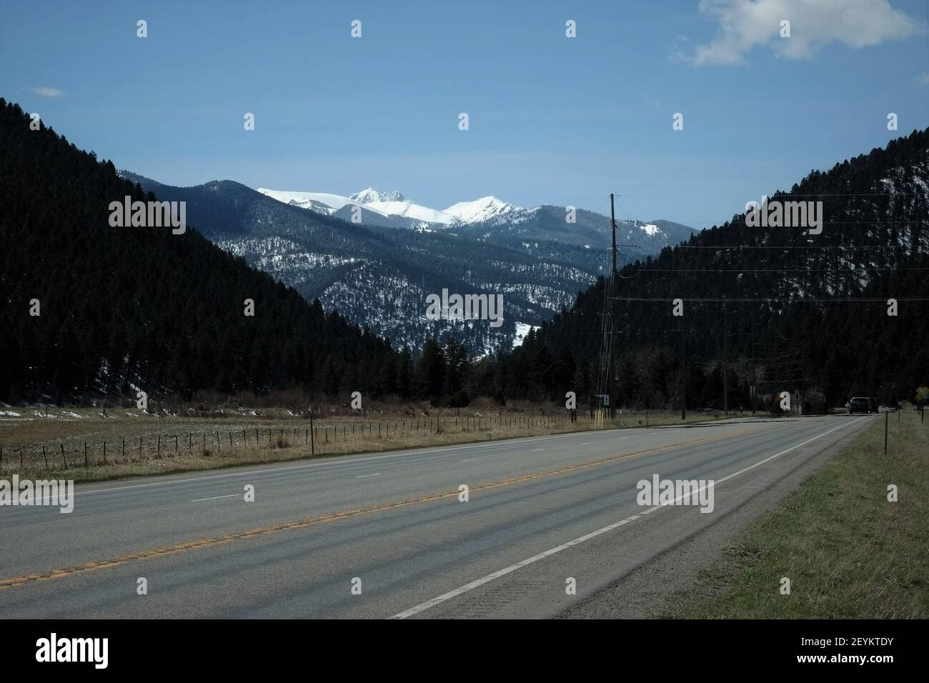 Usa highway montana country road hi-res stock photography and images ...