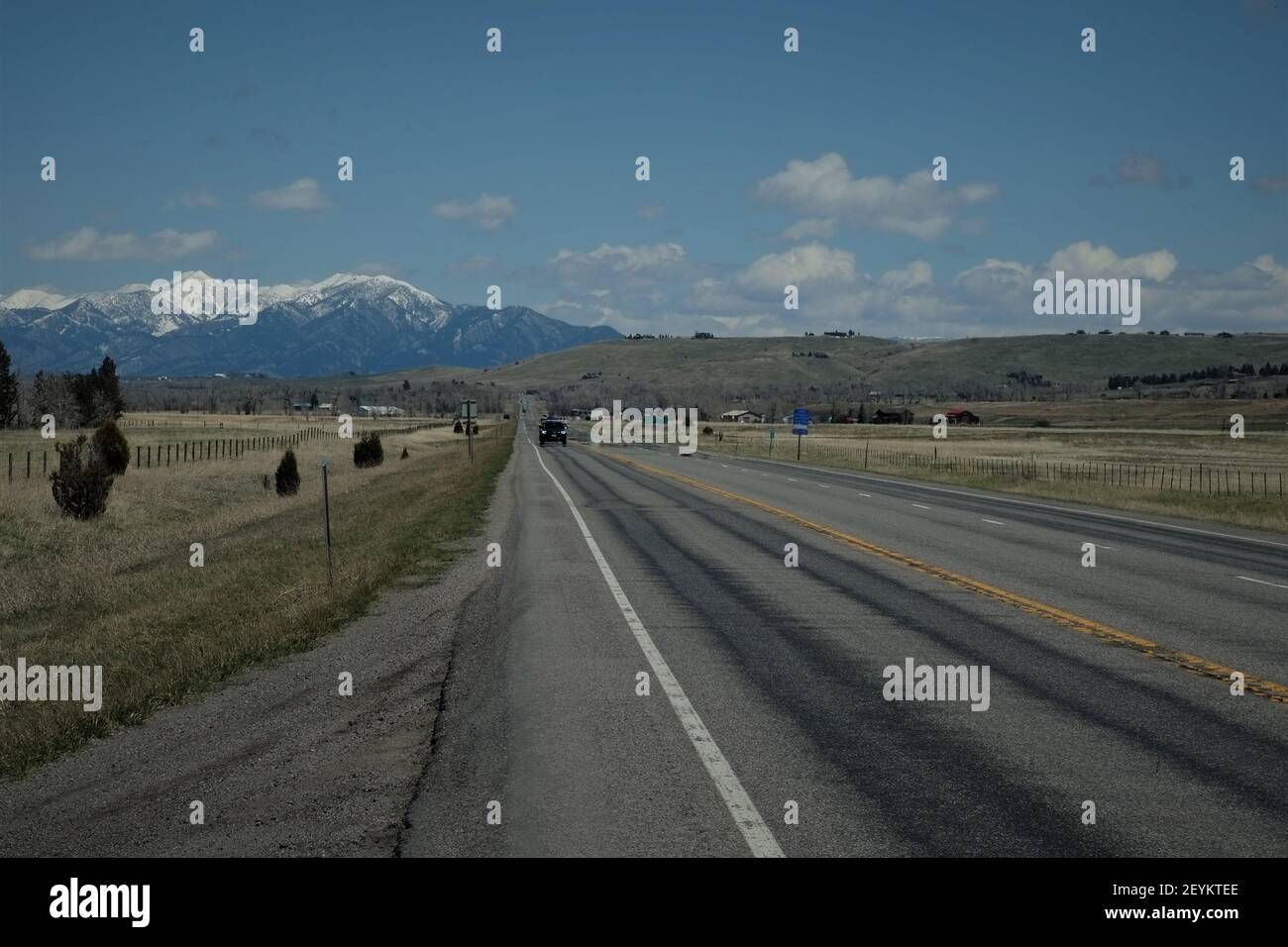 Usa highway montana country road hi-res stock photography and images ...