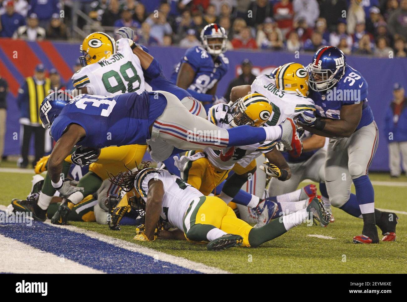 Brandon Jacobs (34) of the New York Giants scores a touchdown against ...