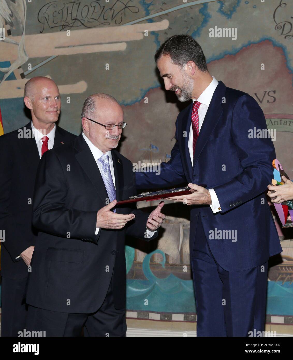 Dr. Eduardo Padrâ€”n receives the Juan Ponce De Leon Award from Prince ...