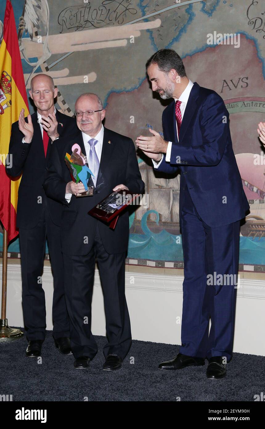 Dr. Eduardo Padrâ€”n receives the Juan Ponce De Leon Award from Prince ...