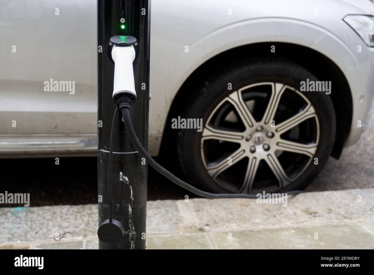 Charge points lampost hi-res stock photography and images - Alamy