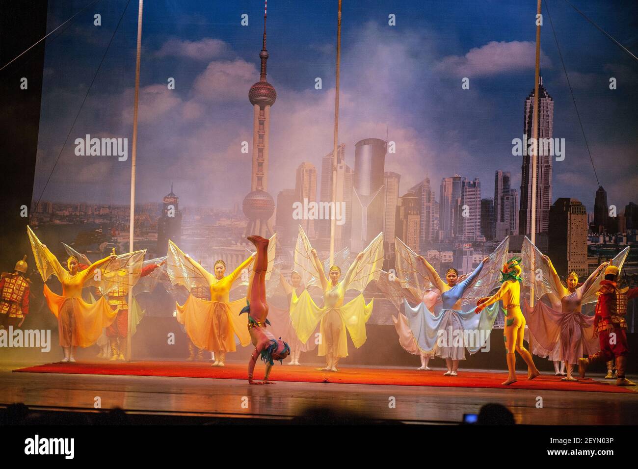 Shanghai acrobat hi-res stock photography and images - Alamy