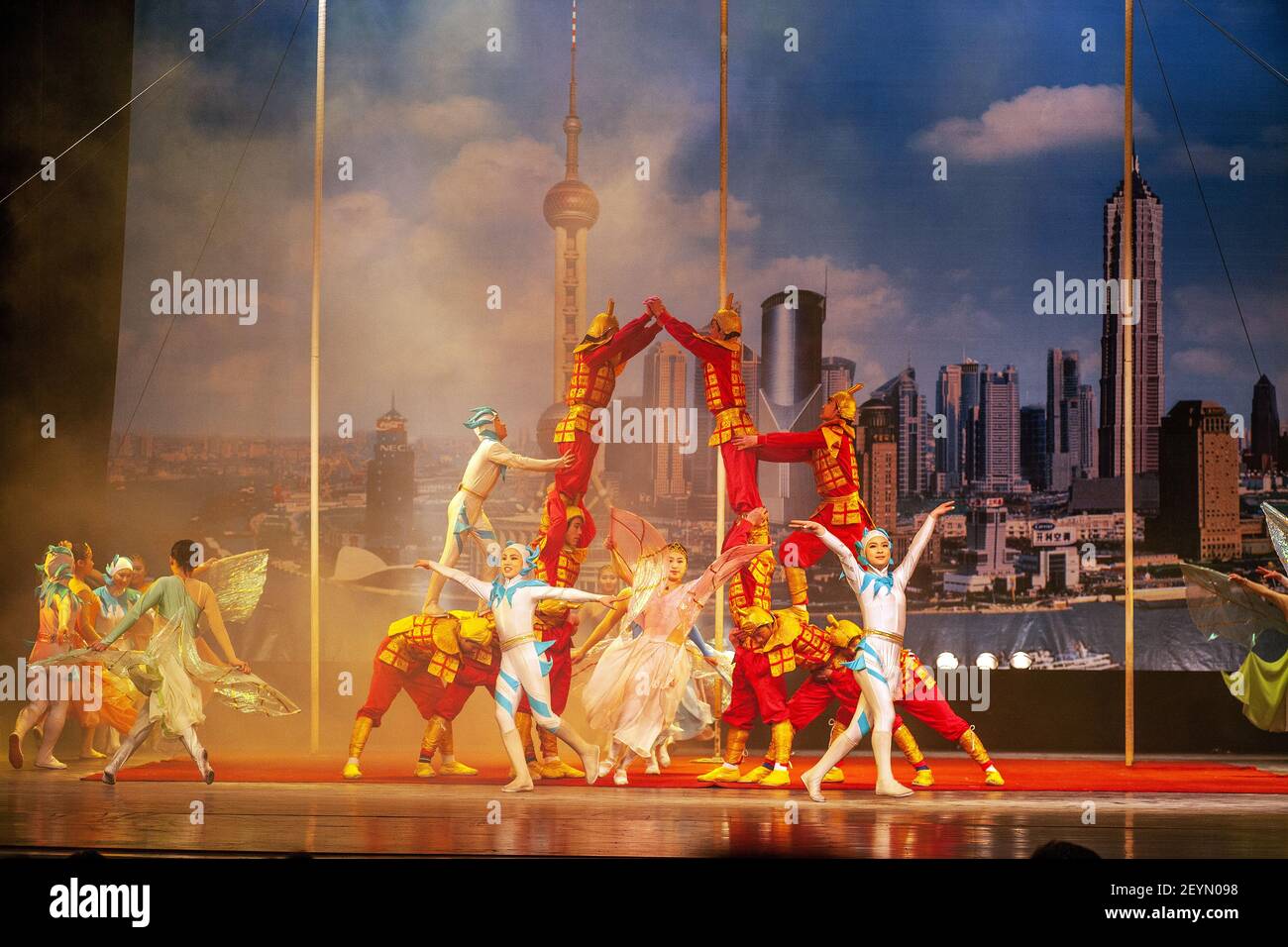 Shanghai Acrobats Shanghai, China. Photo: Bo Arrhed Stock Photo - Alamy