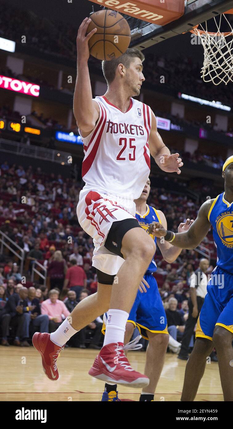 Chandler Parsons (25) of the Houston Rockets looks to pass against the ...