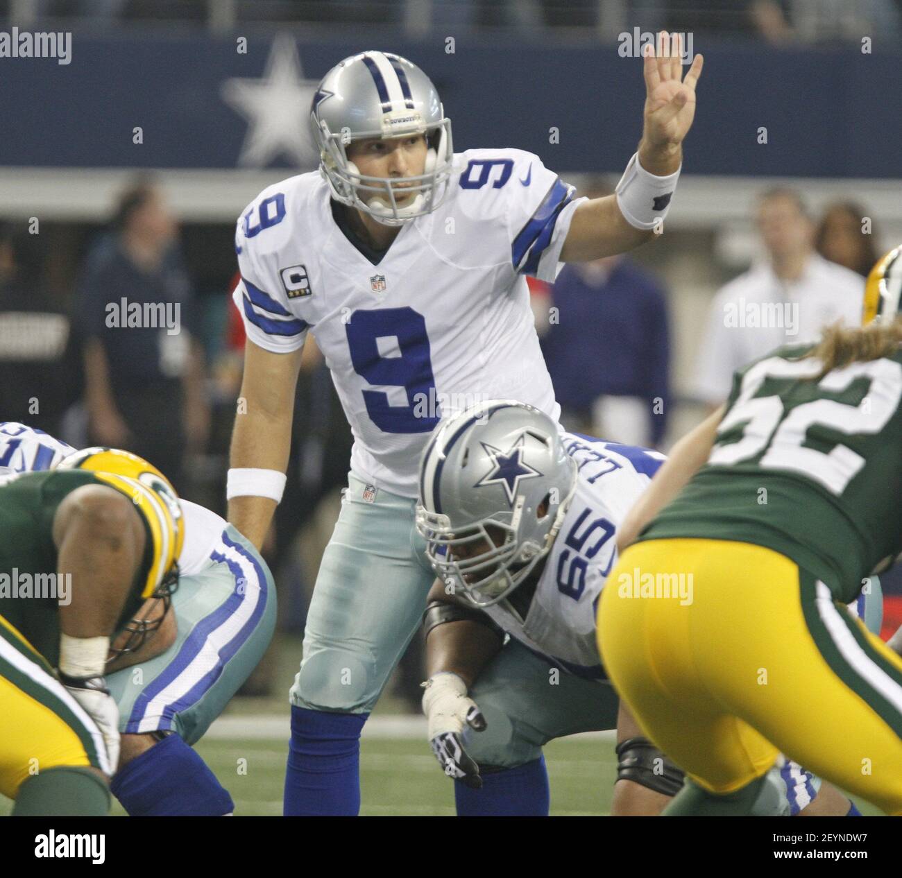 Dallas Cowboys quarterback Tony Romo (9) changes the play at the line ...