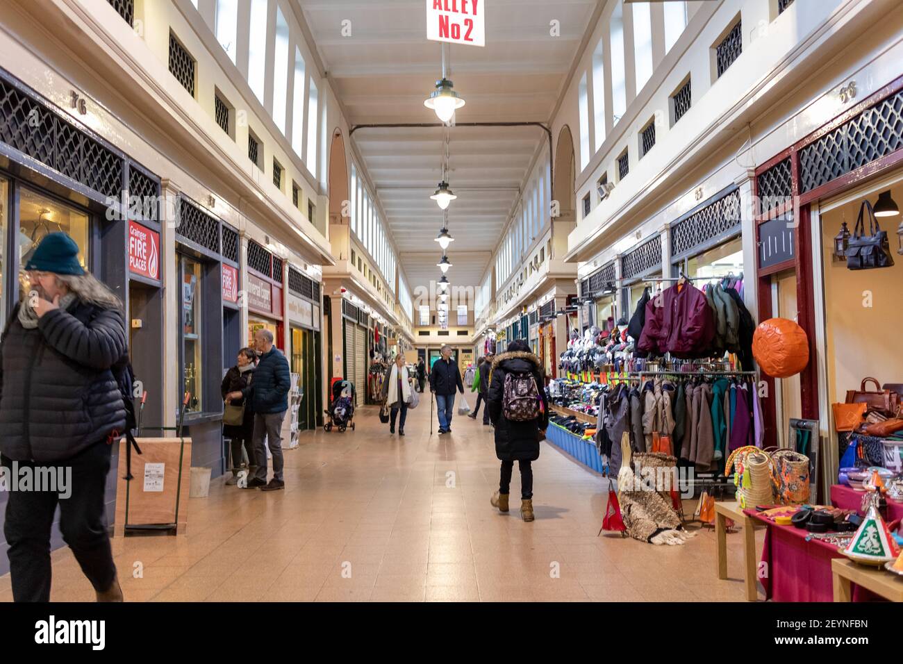 Old fashioned shops hi-res stock photography and images - Alamy