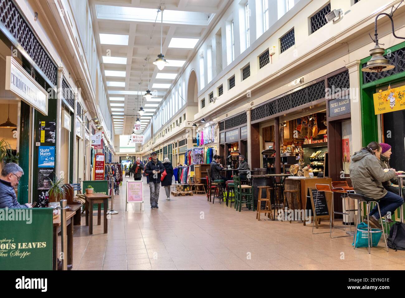 Old fashioned shops hi-res stock photography and images - Alamy