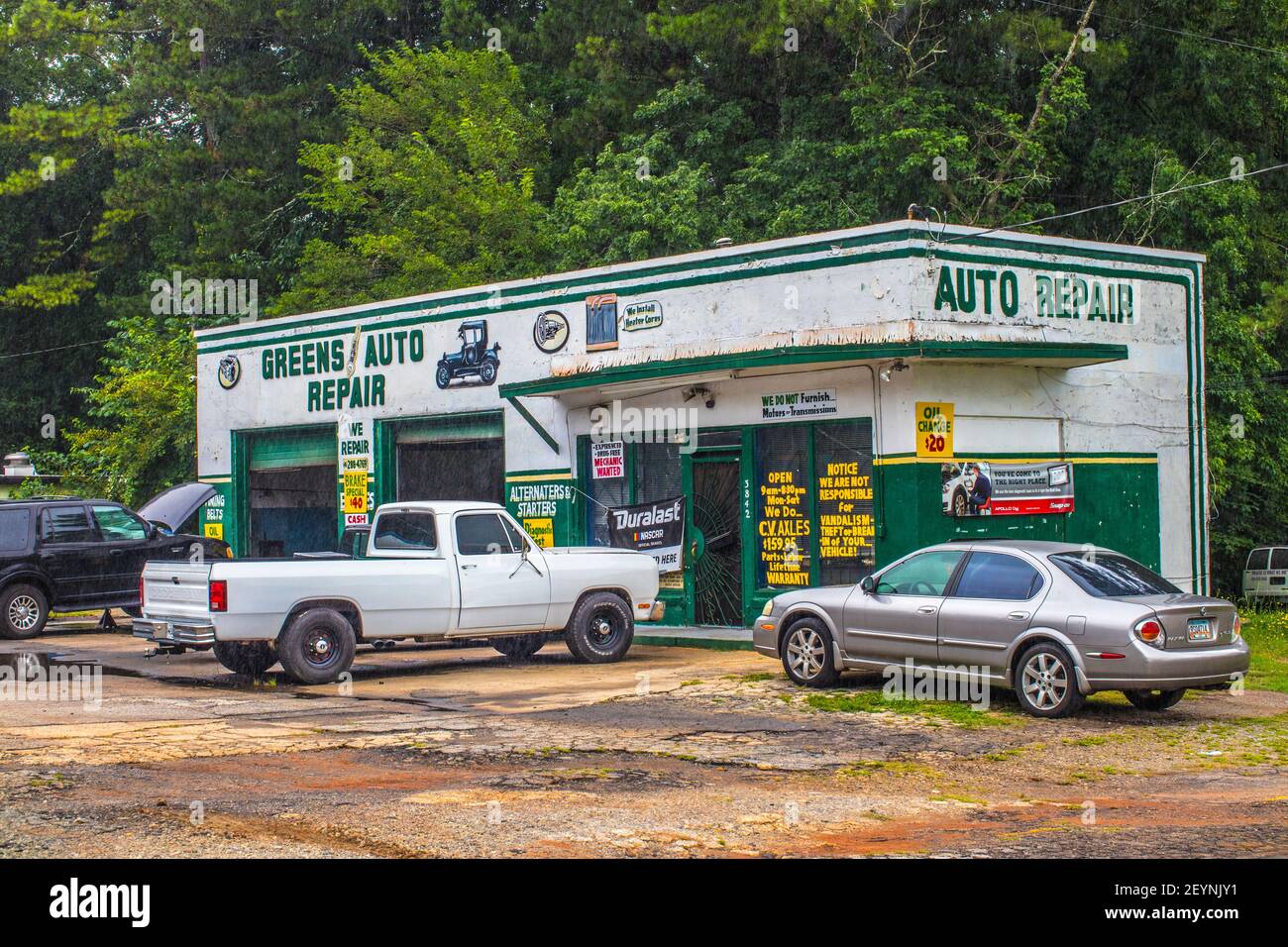 Decatur, Ga / USA - 07 07 20: Greens Auto Repair is an urban auto ...