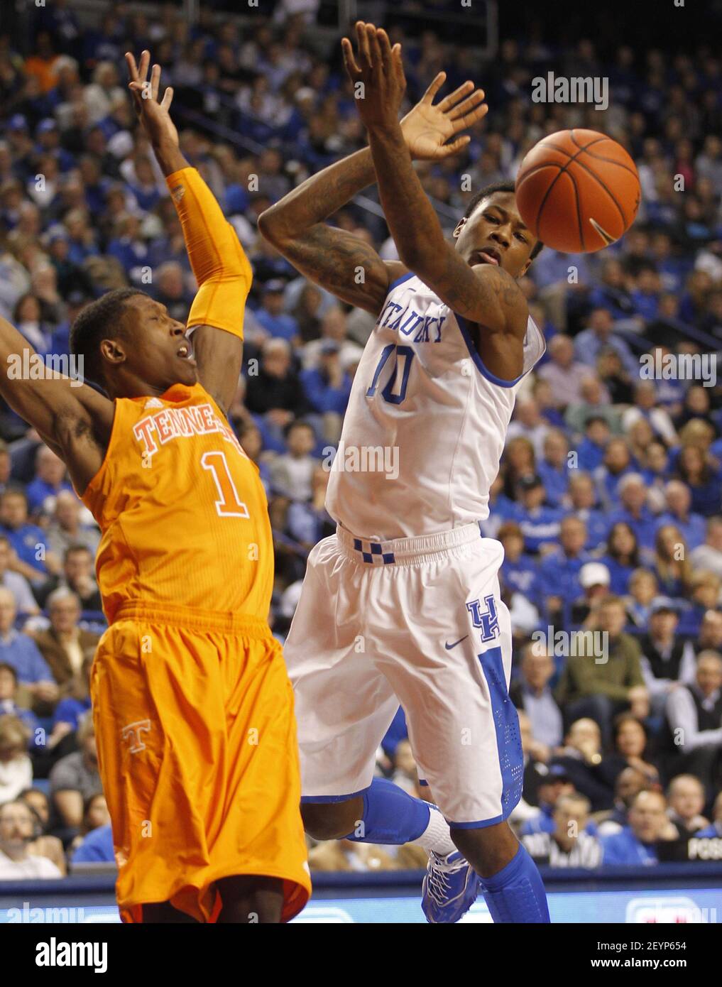 Kentucky Wildcats guard Archie Goodwin (10) loses the ball in traffic ...