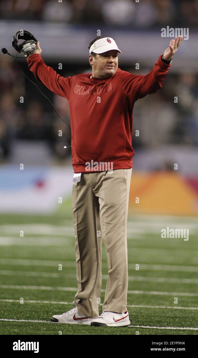 Oklahoma coach Bob Stoops on the sidelines in the first quarter against ...