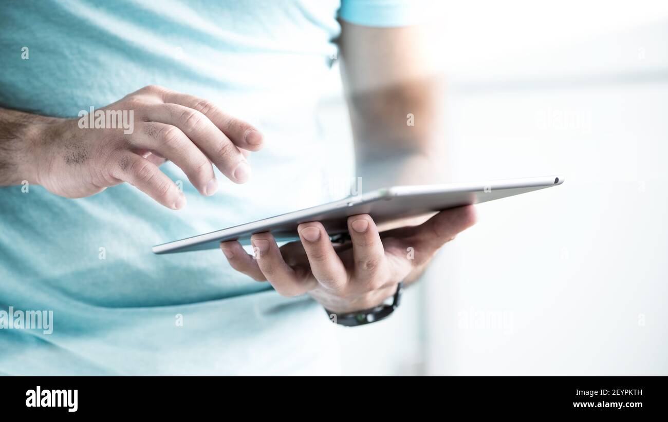 Man using tablet news hi-res stock photography and images - Alamy
