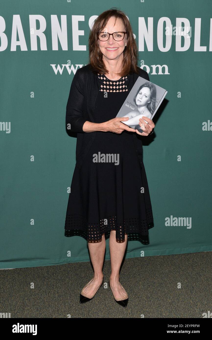 Sally Field promotes her book 'In Pieces' at Barnes & Noble Union ...