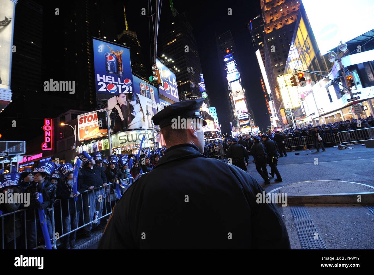 31 December 2011 - New York - A New York City Police officer scans the ...