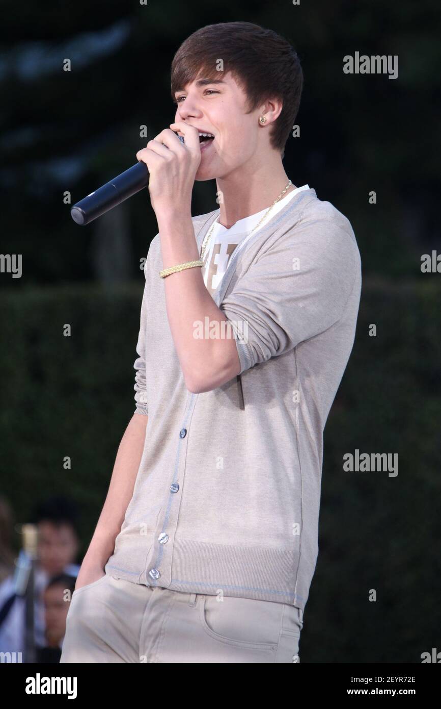 26 January 2011 - Hollywood, CA - Justin Bieber sings during the ...