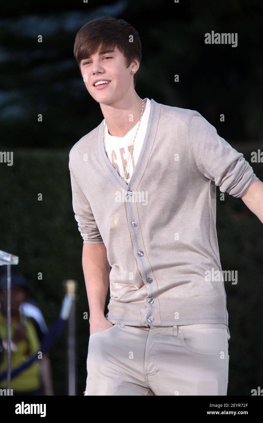 26 January 2011 - Hollywood, CA - Justin Bieber sings during the ...