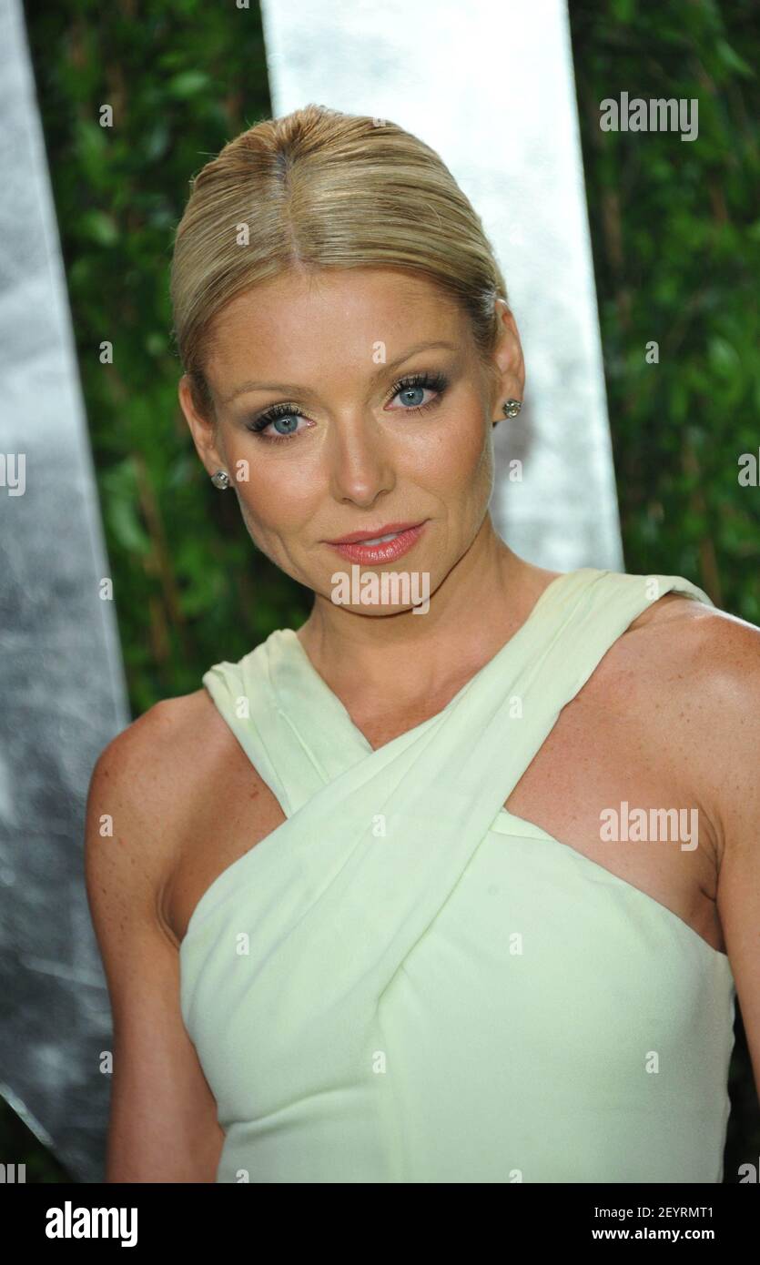 Kelly Ripa - 26 February 2012 - West Hollywood, California - The Vanity ...