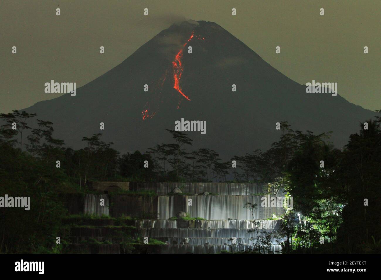 Indonesias mount merapi hi-res stock photography and images - Alamy