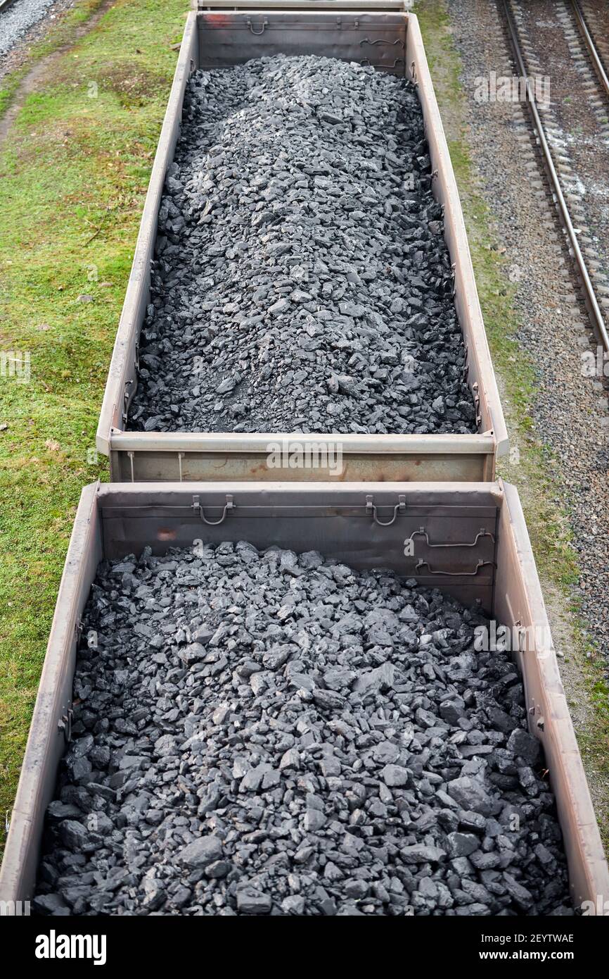 Coal hopper railroad cars hi-res stock photography and images - Alamy