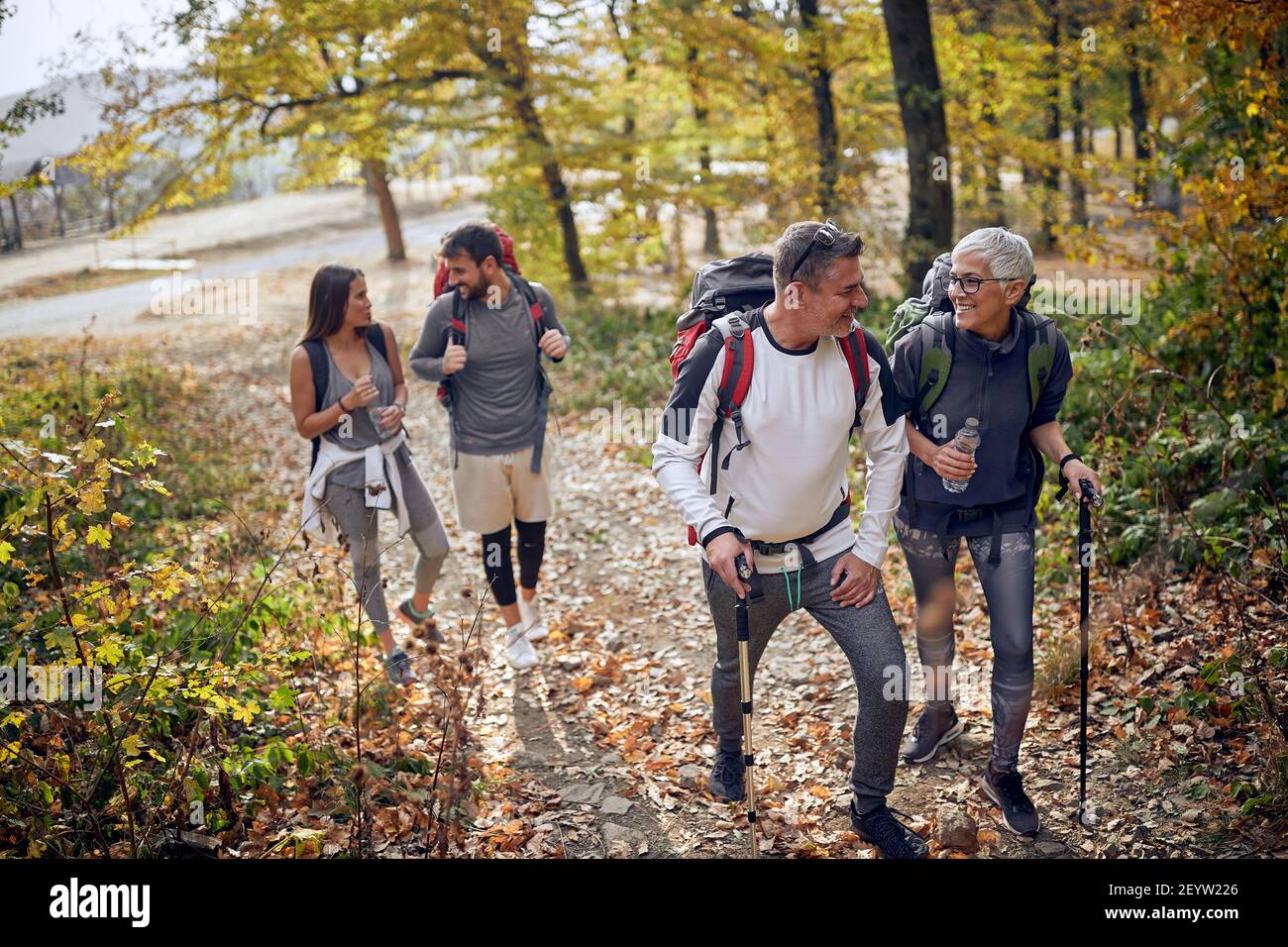 Group walking mountain spring hi-res stock photography and images - Alamy