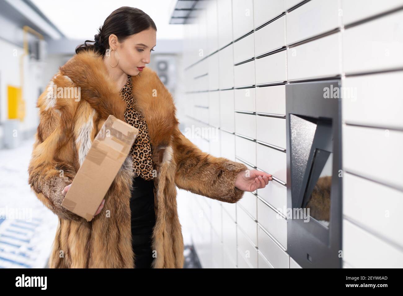 The girl has a problem with opening the box in the parcel locker ...
