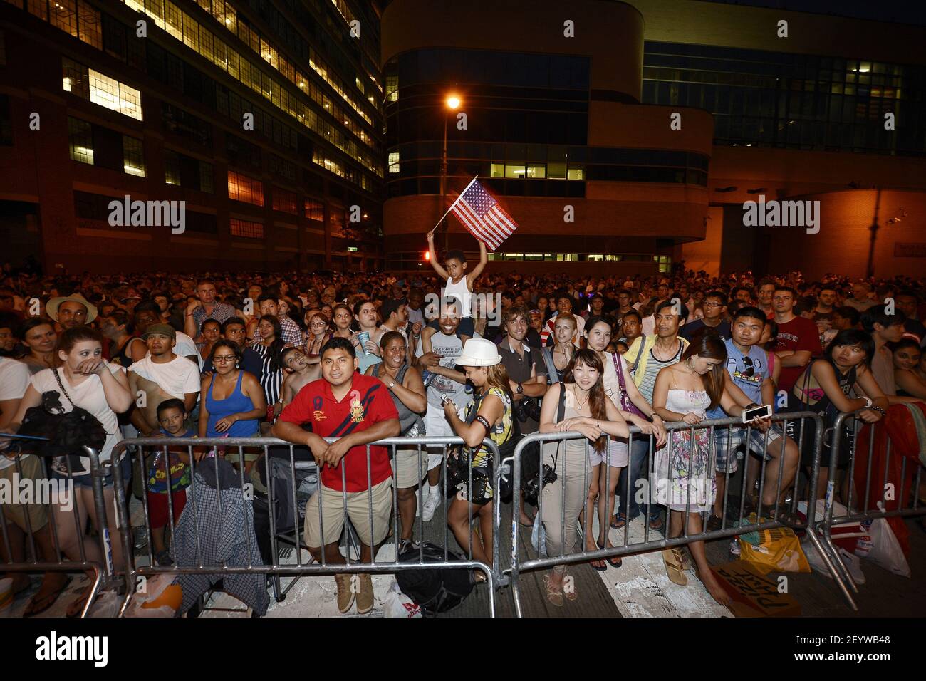 04 July 2012 - New York - Robert Goodsell carries his four year old son ...
