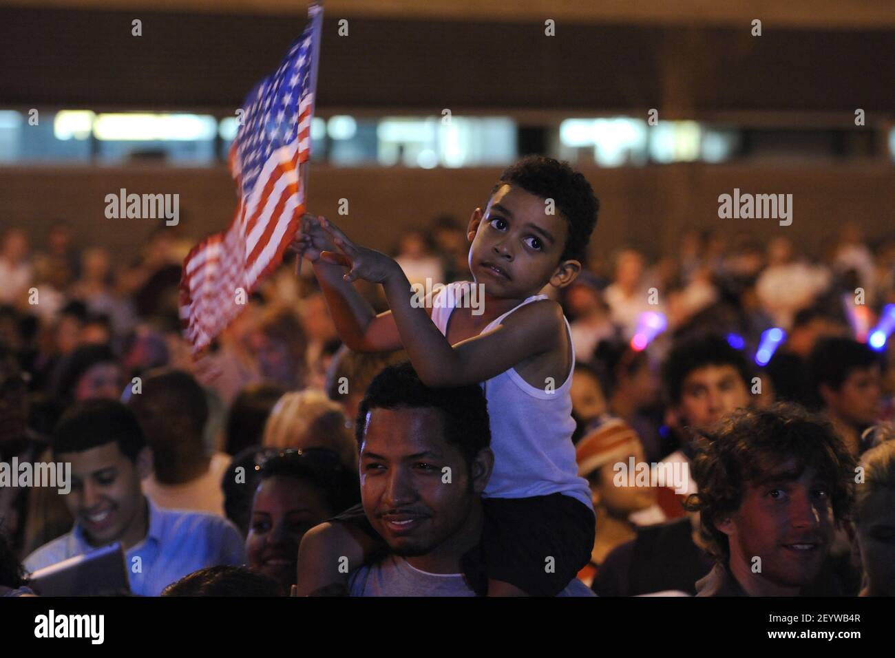 04 July 2012 - New York - Robert Goodsell carries his four year old son ...