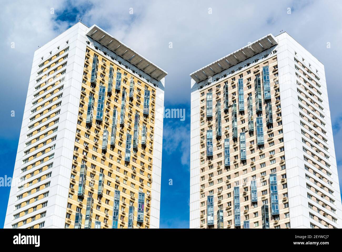 Sunny buildings hi-res stock photography and images - Alamy