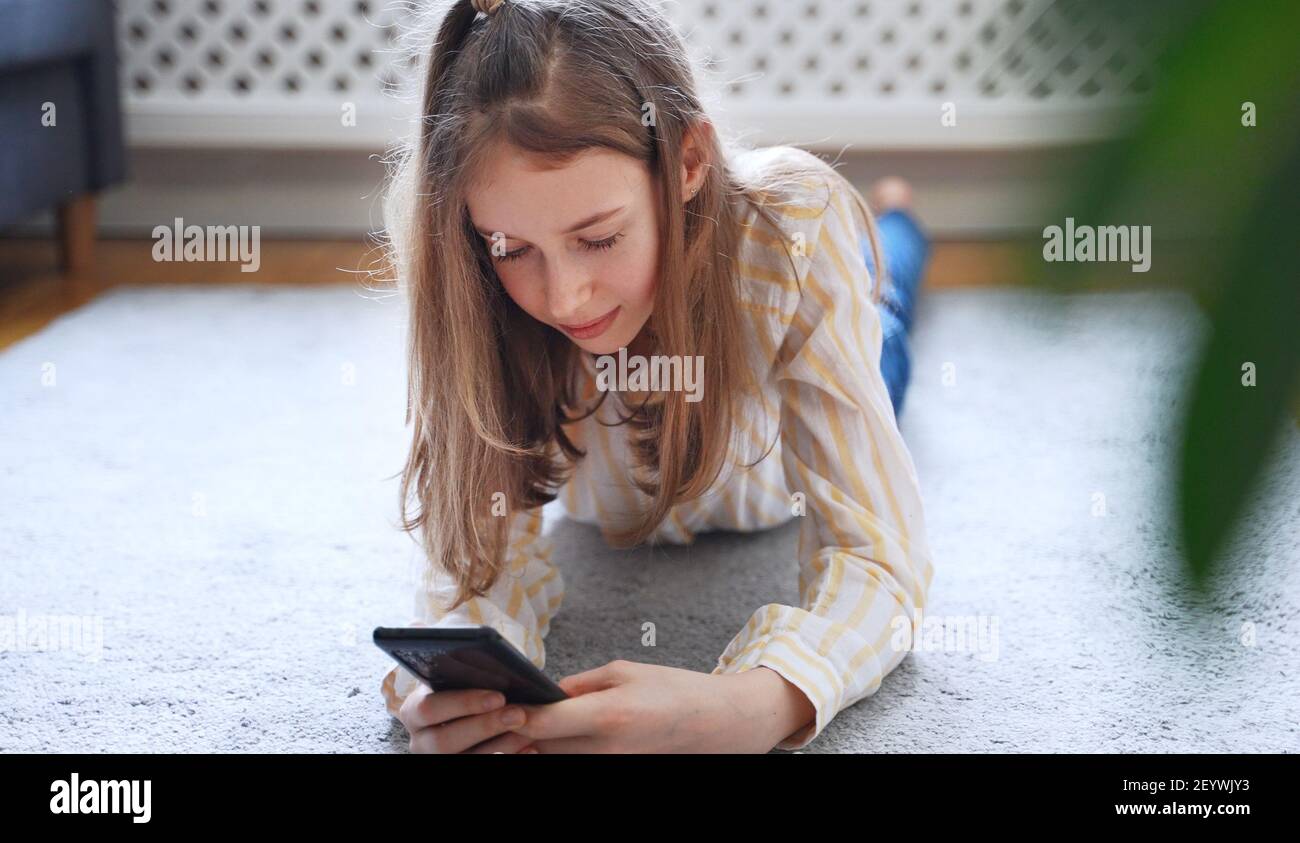 Tween girl on cell phone hi-res stock photography and images - Alamy