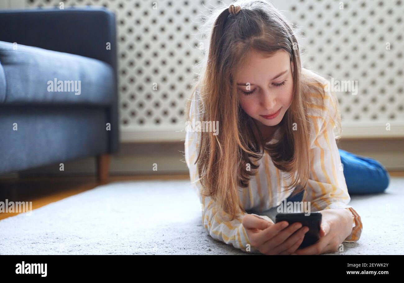 Tween girl on cell phone hi-res stock photography and images - Alamy