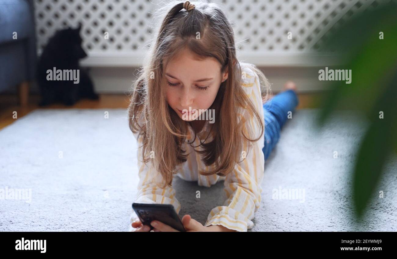 Tween girl on cell phone hi-res stock photography and images - Alamy