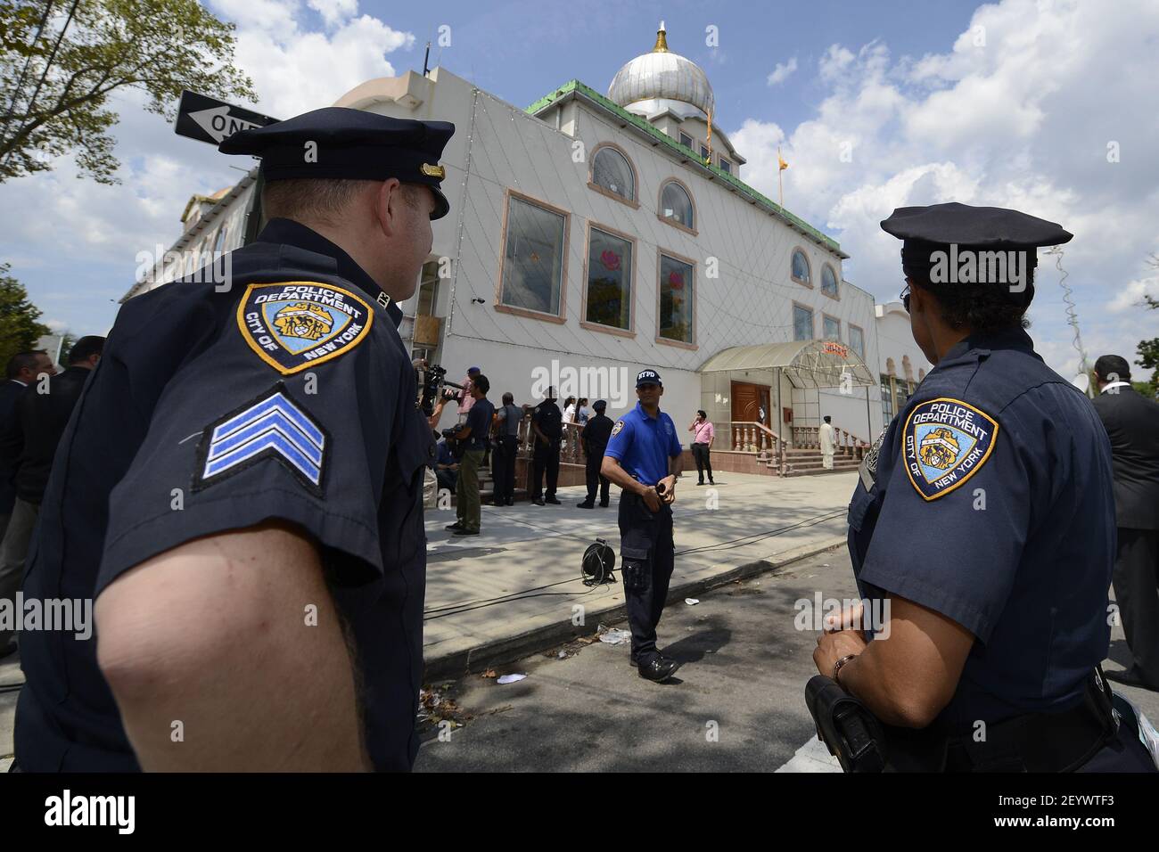 06 August 2012 - New York - NYPD officers stand guard outside the Sikh ...