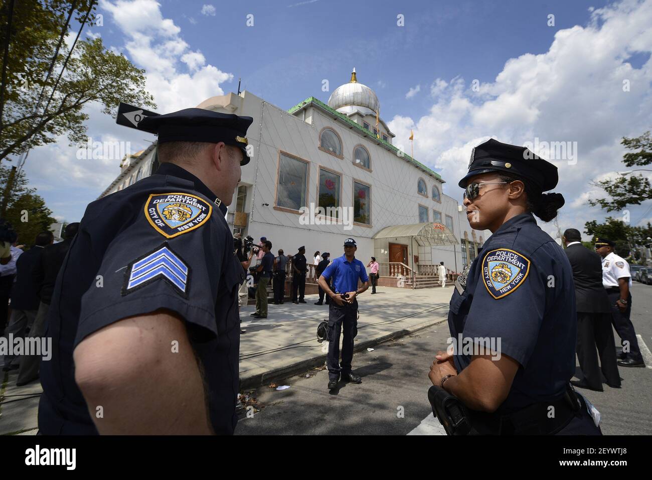 06 August 2012 - New York - Police stand guard outside the Sikh ...
