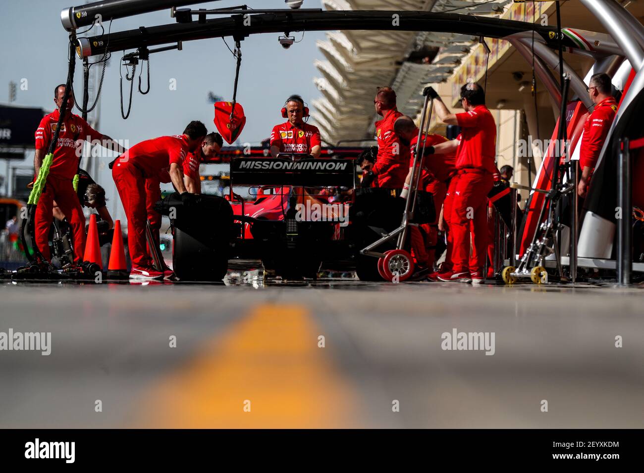 05 VETTEL Sebastian (ger), Scuderia Ferrari SF90, pitstop during 2019 ...