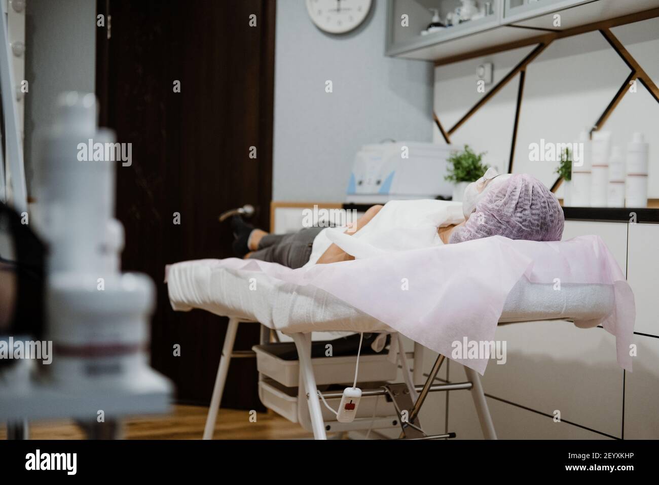 Professional facial skin care routine, Salon Face Cleanup for young ...